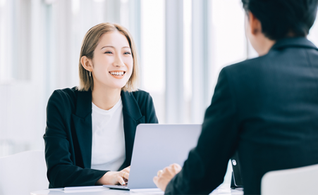 【保存版】1on1ミーティングとは？目的や効果、進め方・話すことをわかりやすく解説 | AJS ソリューション・サービスサイト Solution Navigator